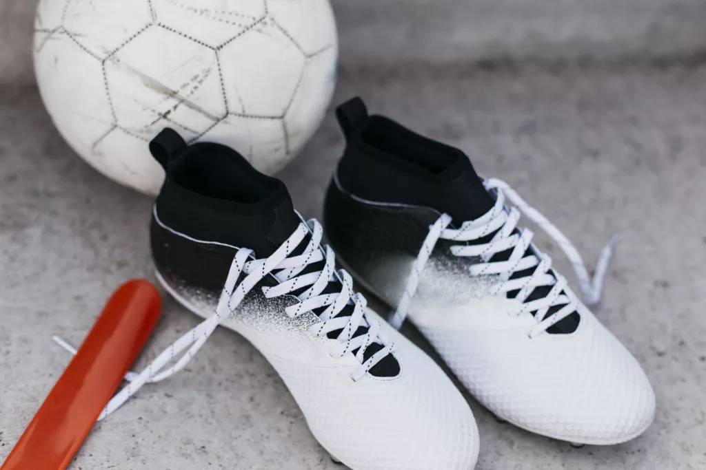 3 Cara Memilih Sepatu Futsal Yang Tepat Berdasarkan Posisi Di Lapangan ...